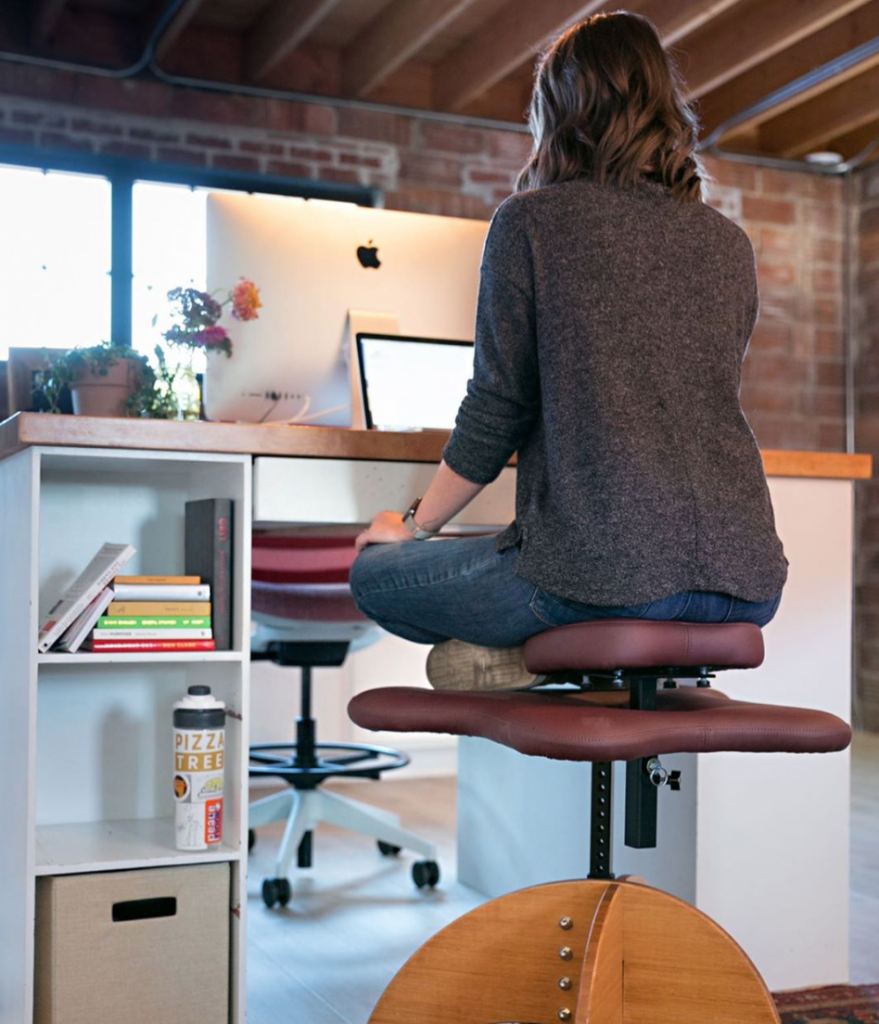 Ecco la sedia da scrivania per chi ama sedersi a gambe incrociate